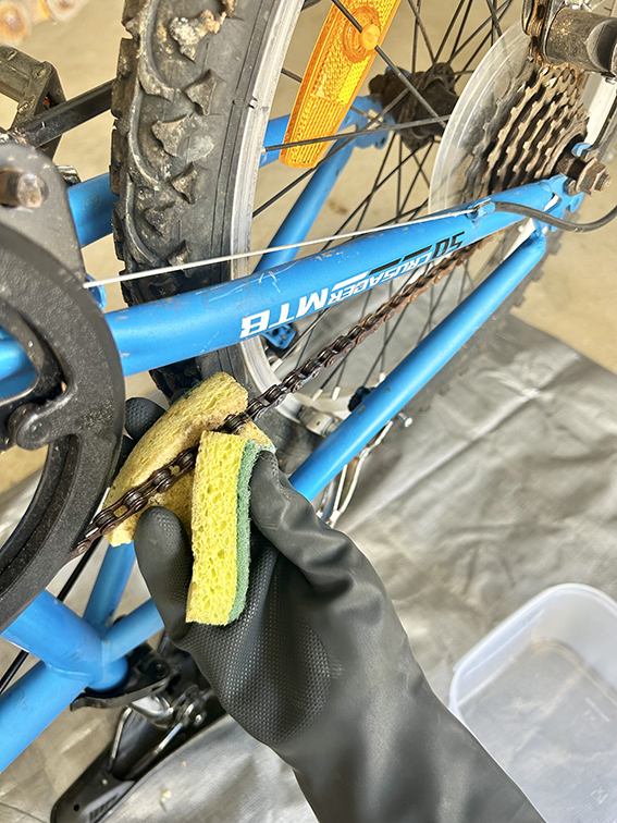 How to clean and degrease a bike chain with DIGGERS™ Kerosene - Diggers Australia